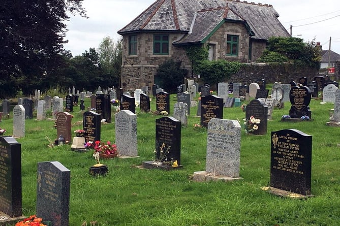 Great turn out at grave clear-up | tavistock-today.co.uk