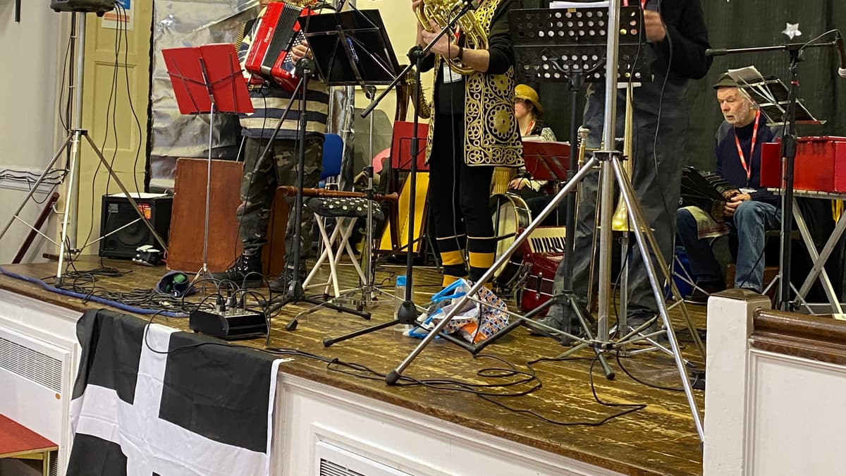 Cornish singing and dancing at local primary | tavistock-today.co.uk