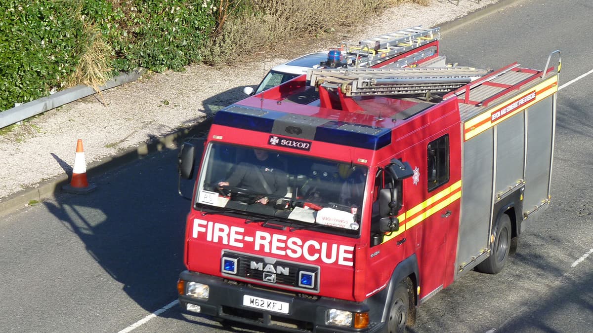 14 fire crews fighting Drewsteignton thatch fire | tavistock-today.co.uk