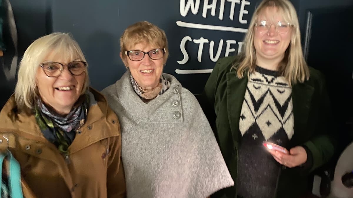 Tavistock shop opens despite power cut | tavistock-today.co.uk