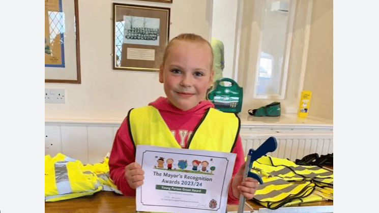 Chagford's Lottie wins Mayor's Green Award for litter picking ...