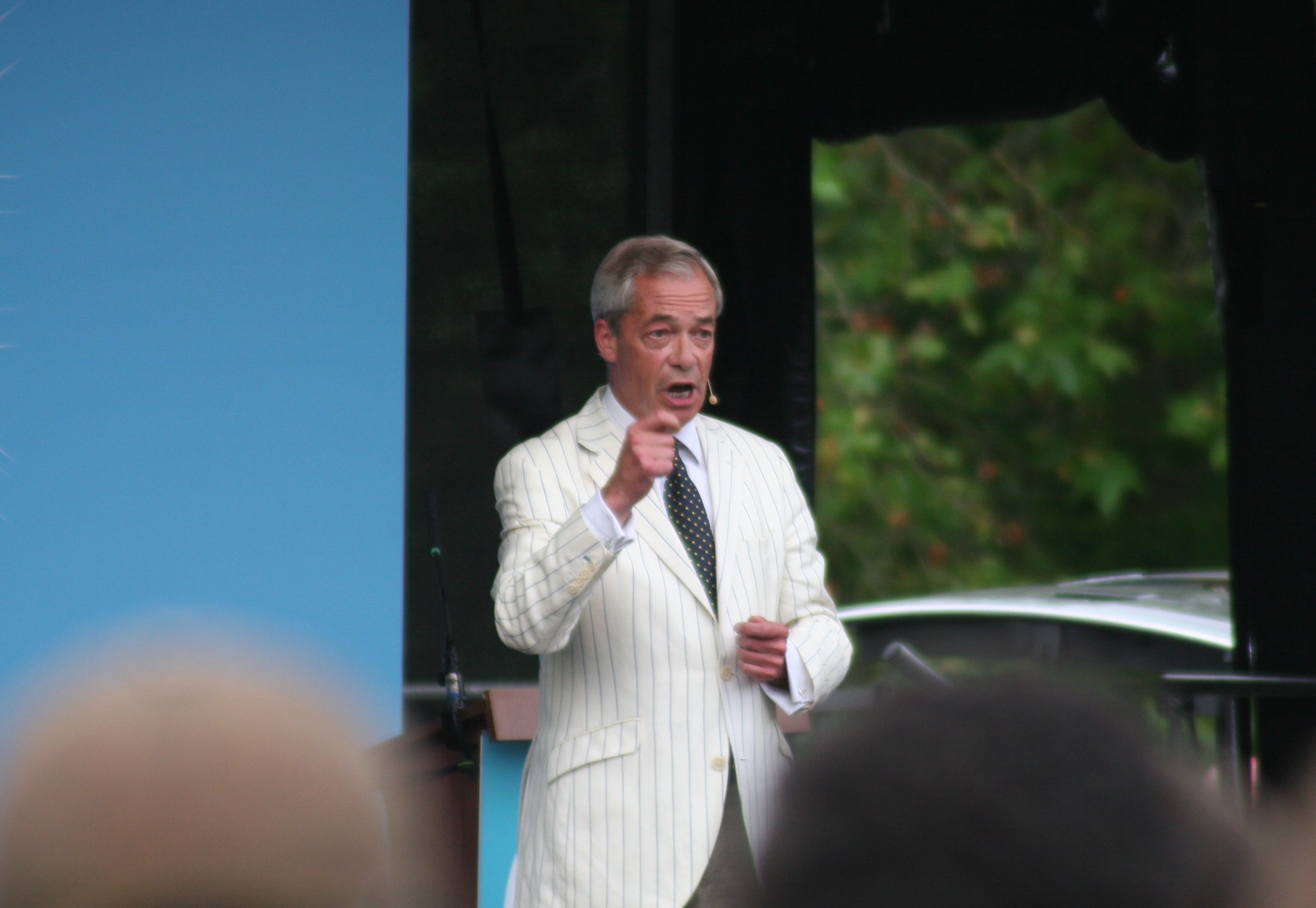 Farage rally in Newton Abbot draws large crowd | tavistock-today.co.uk