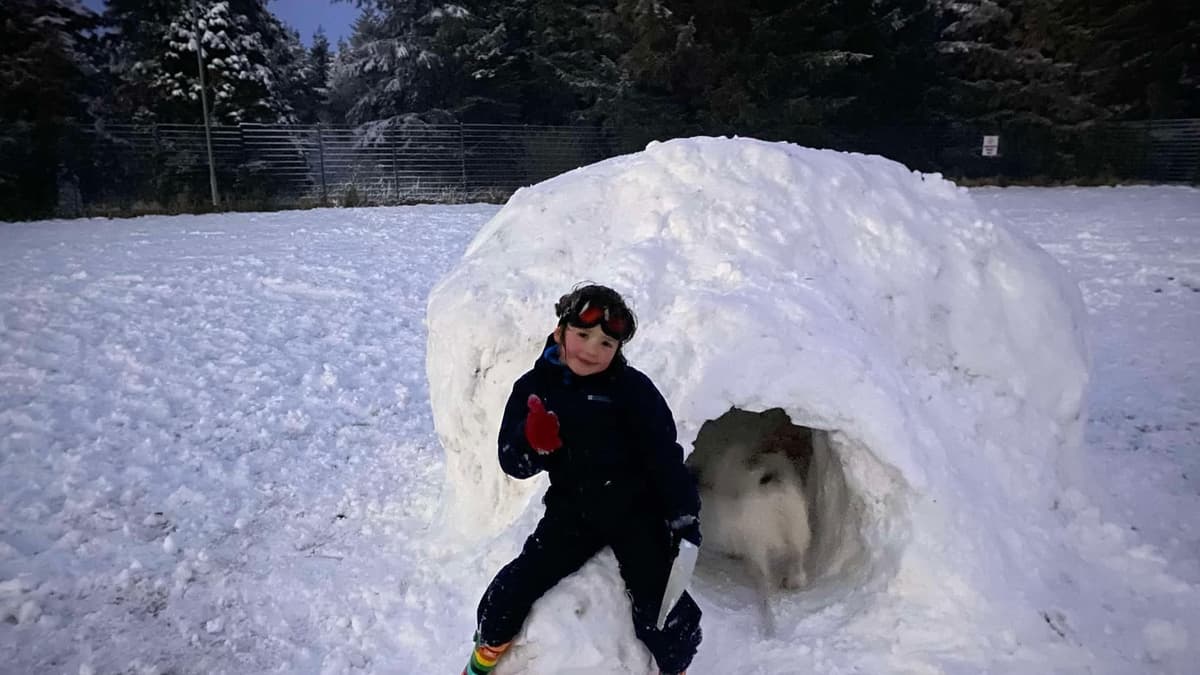 Princetown children build a play igloo | tavistock-today.co.uk
