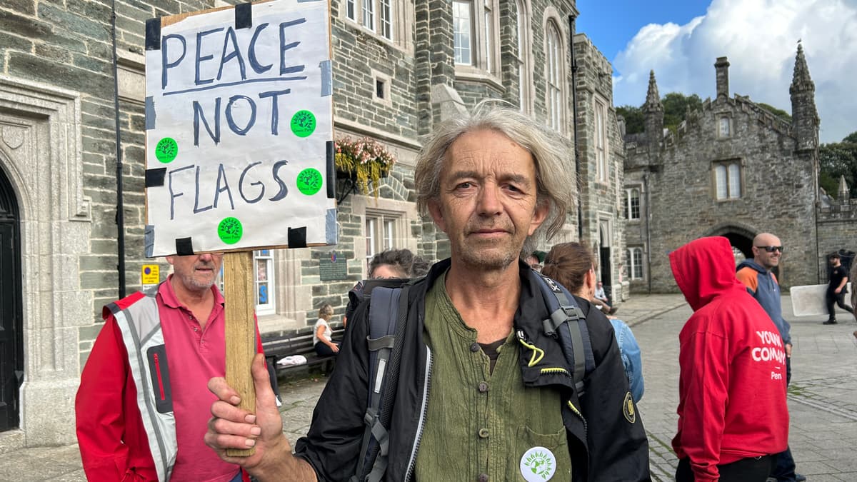 Stand up to racism protesters outnumber 'stop the boats' lobby ...