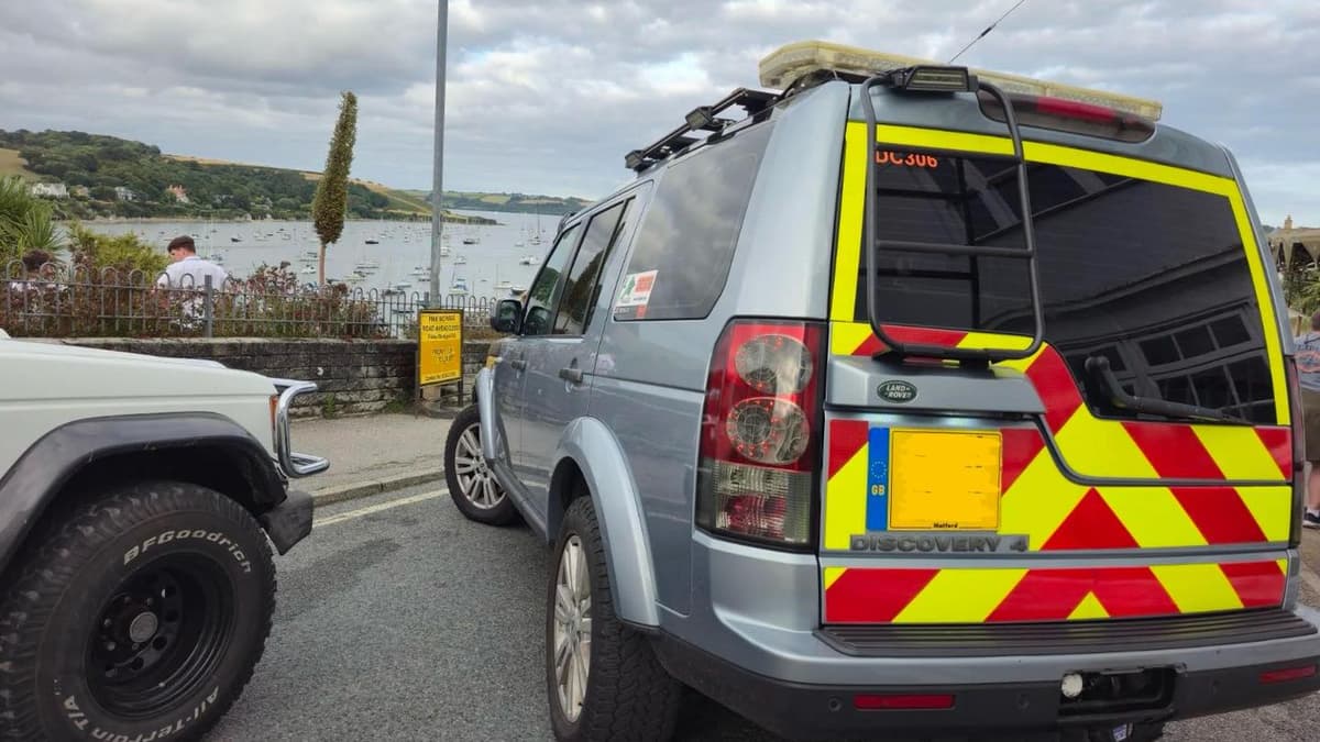 West Devon police team with 4x4 volunteer | tavistock-today.co.uk