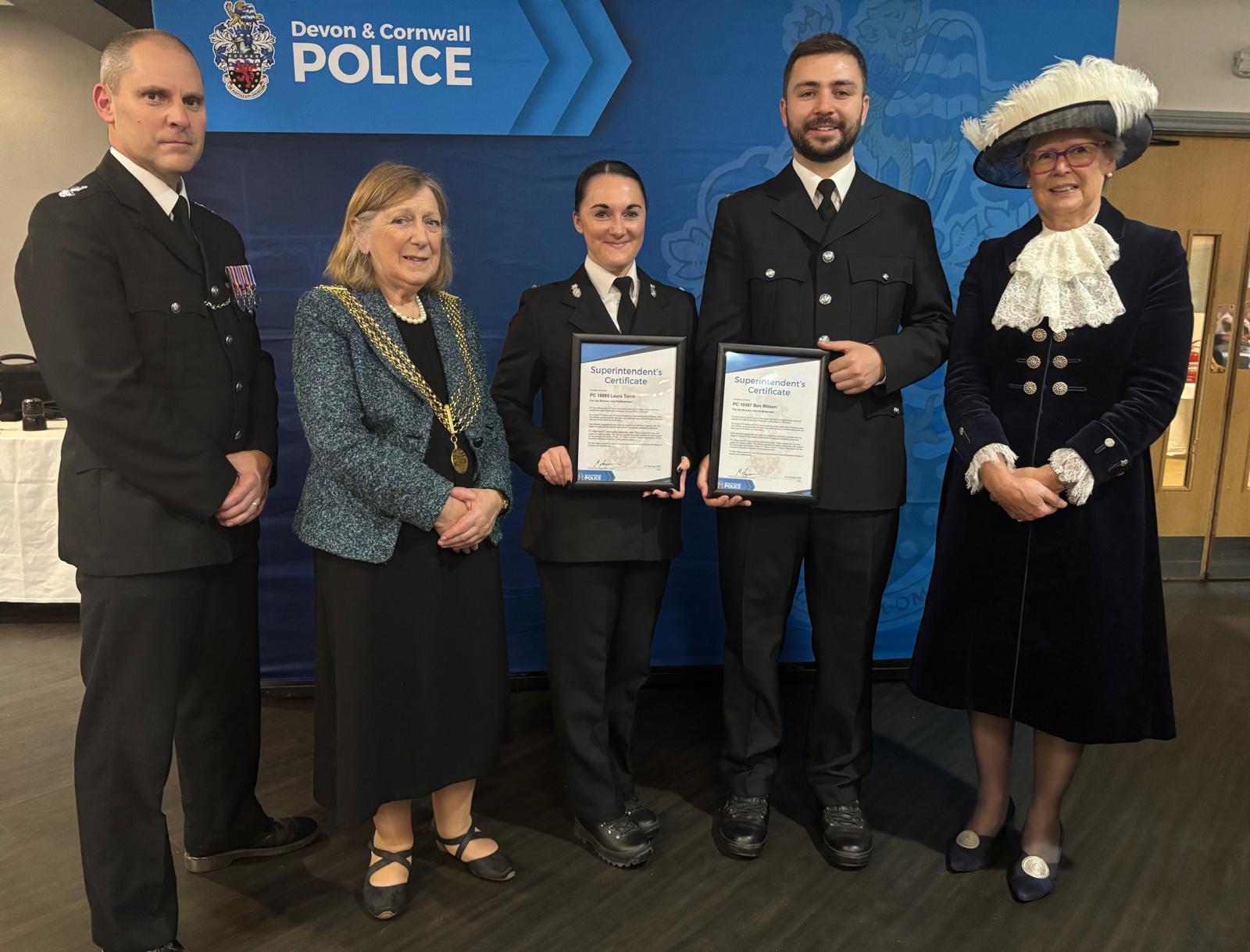 Police officers receive award for bravery after rescuing man from ...
