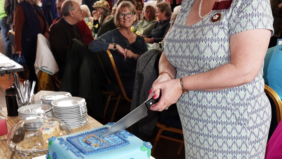 King marks Bere Ferrers community shop success | tavistock-today.co.uk